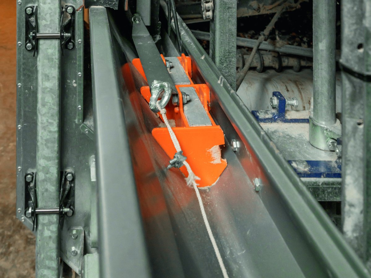 Egg production: FC-V – the trendsetting feed cart with V-trough - Big ...